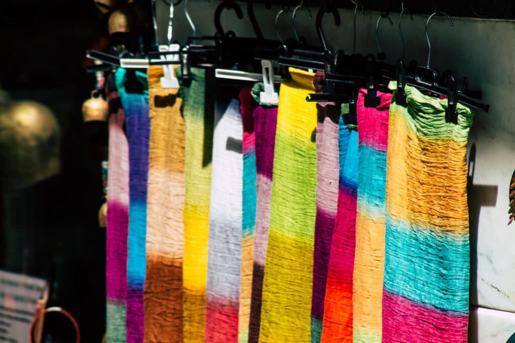 Qu'est-ce qu'un Teinturier ? À la découverte d'un métier artisanal aux ...