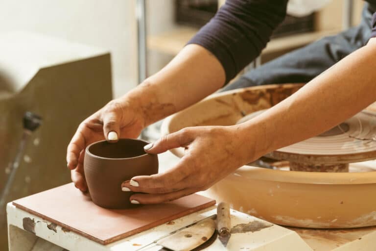 Qu'est-ce qu'un Teinturier ? À la découverte d'un métier artisanal aux ...